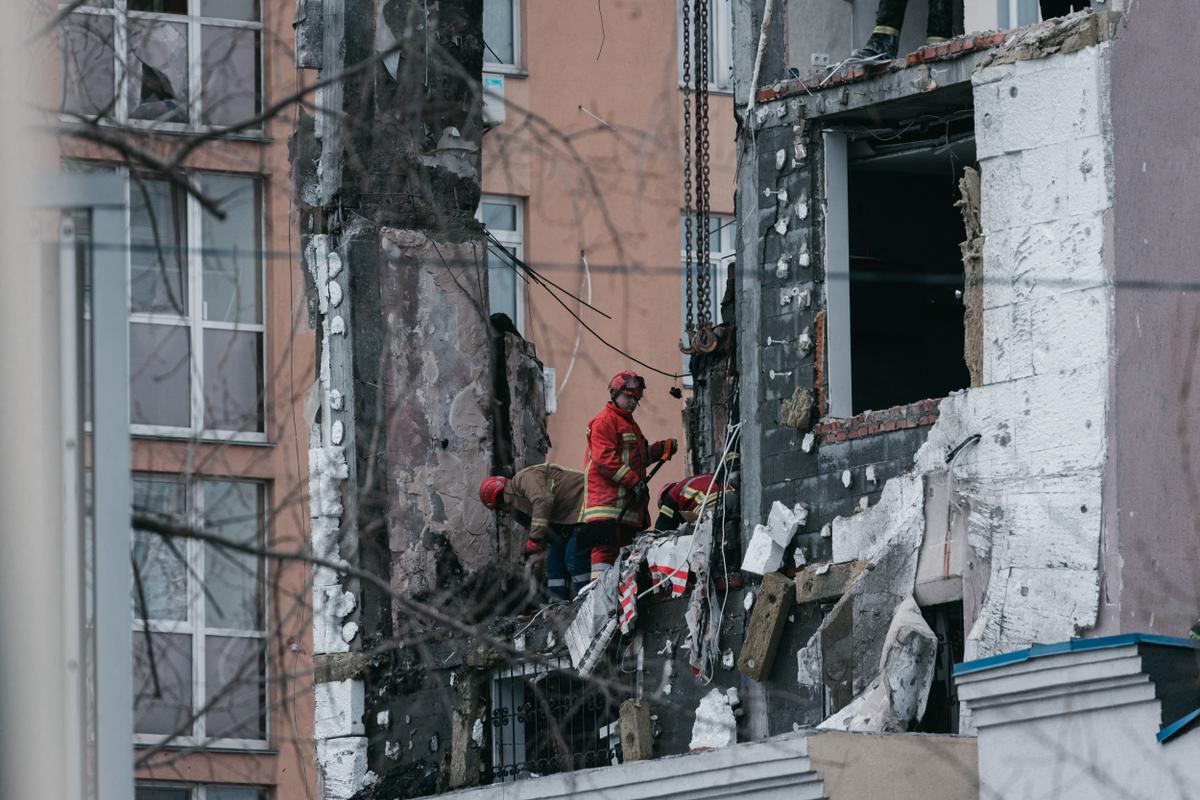 Un muerto, 19 heridos... Rusia ataca de nuevo a Kiev antes de la ...
